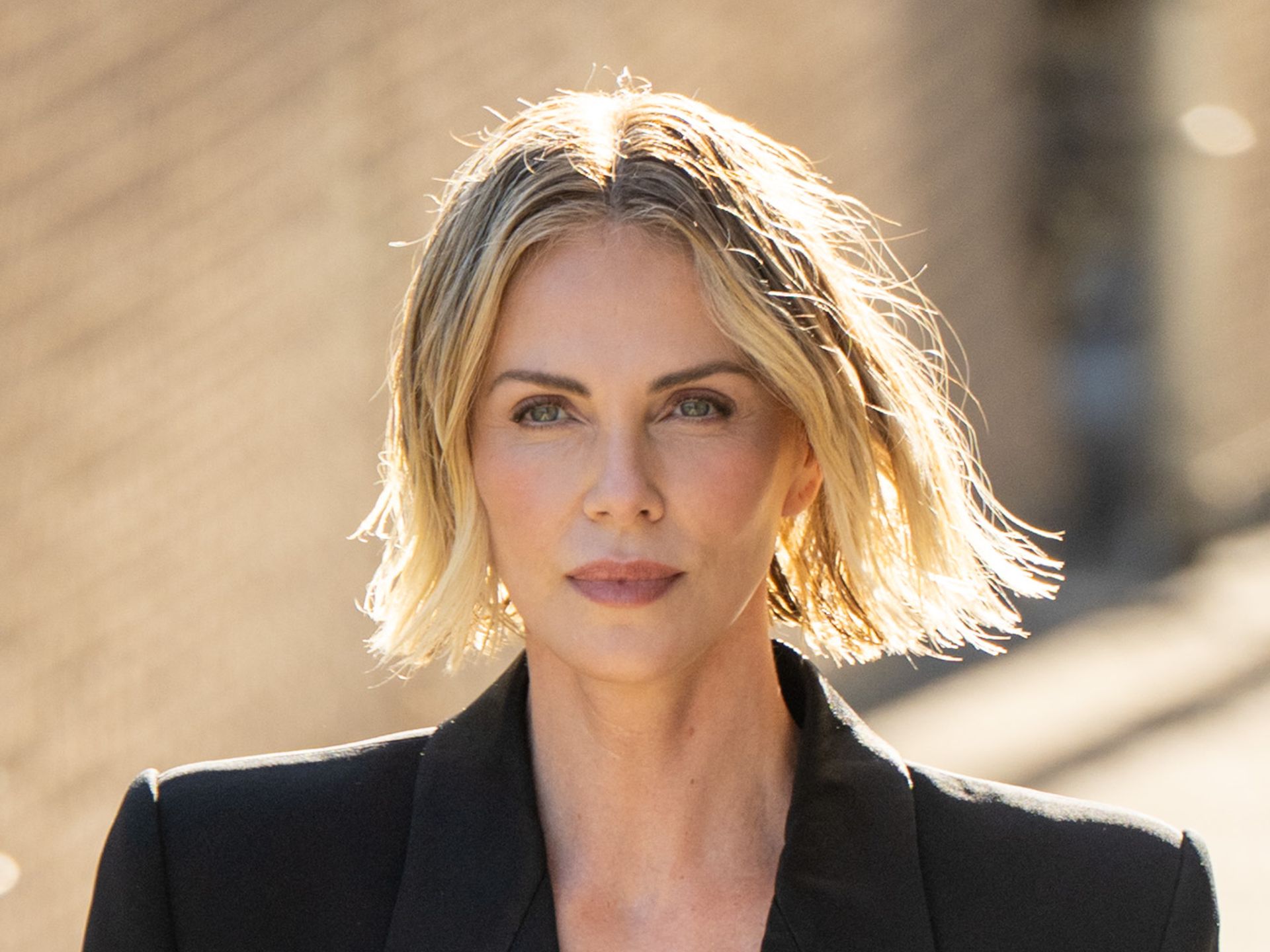 Charlize Theron Leanbh