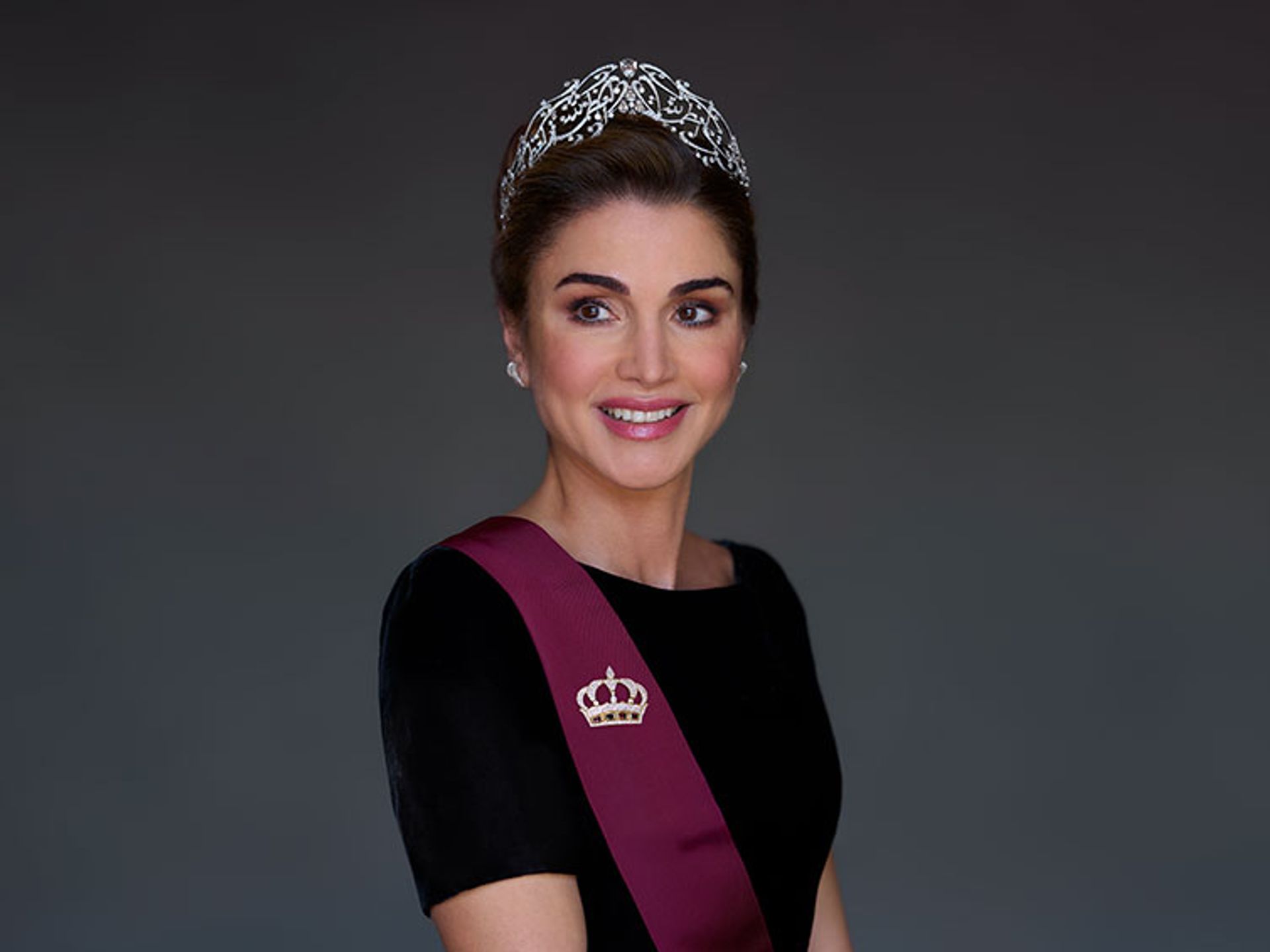 Queen Rania Four Gorgeous Portraits Four Different Queen Rania Of