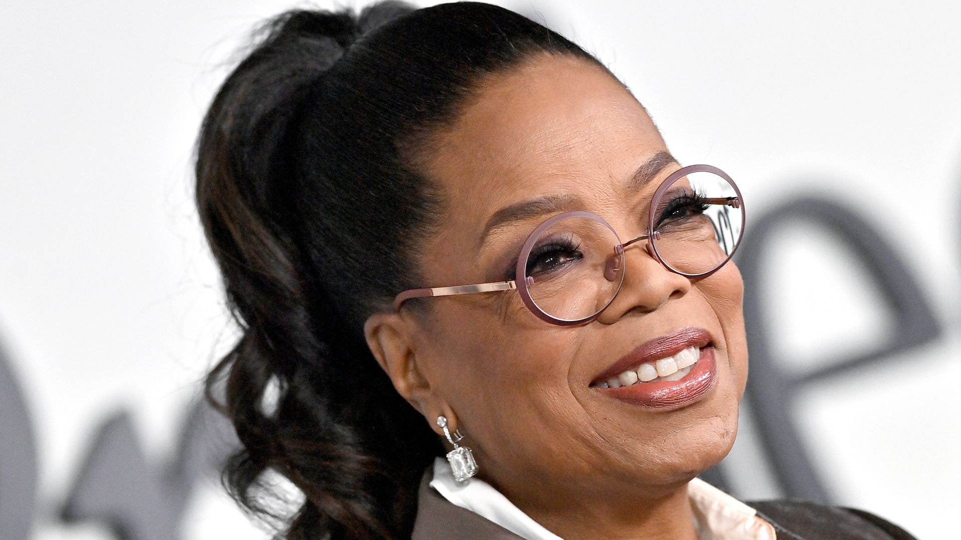 Oprah Winfrey, 70, is ageless in fitted flares with incredible feathers ...