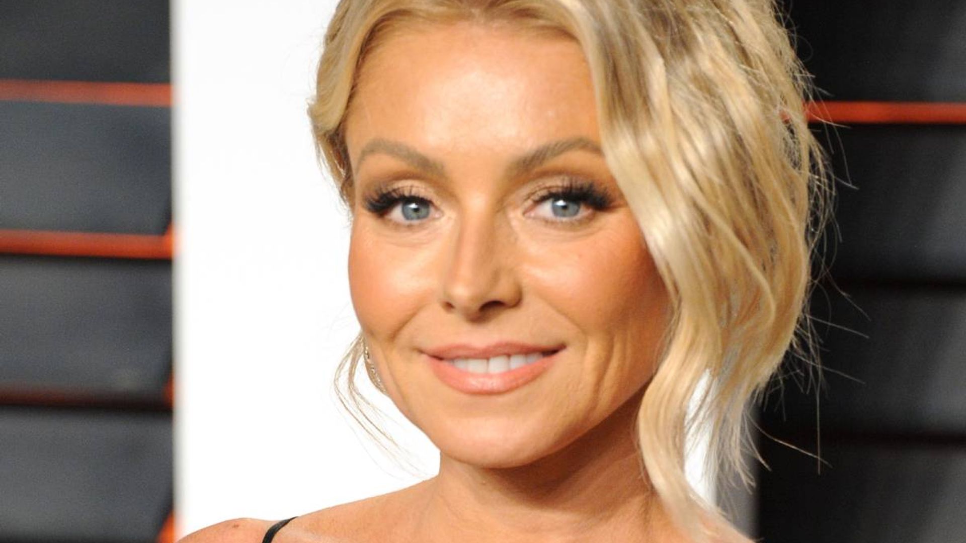 Kelly Ripa showcases incredibly toned abs in tiny crop top in jaw ...