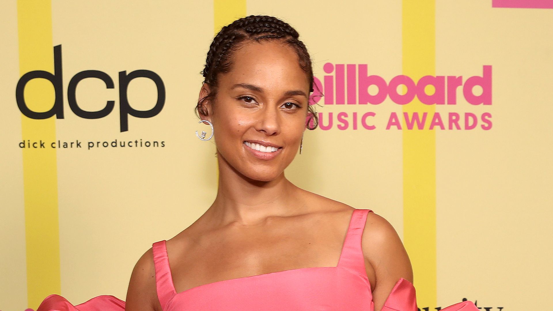 Alicia Keys rocks vibrant bikini in stunning pool photo at $20m mansion | HELLO!