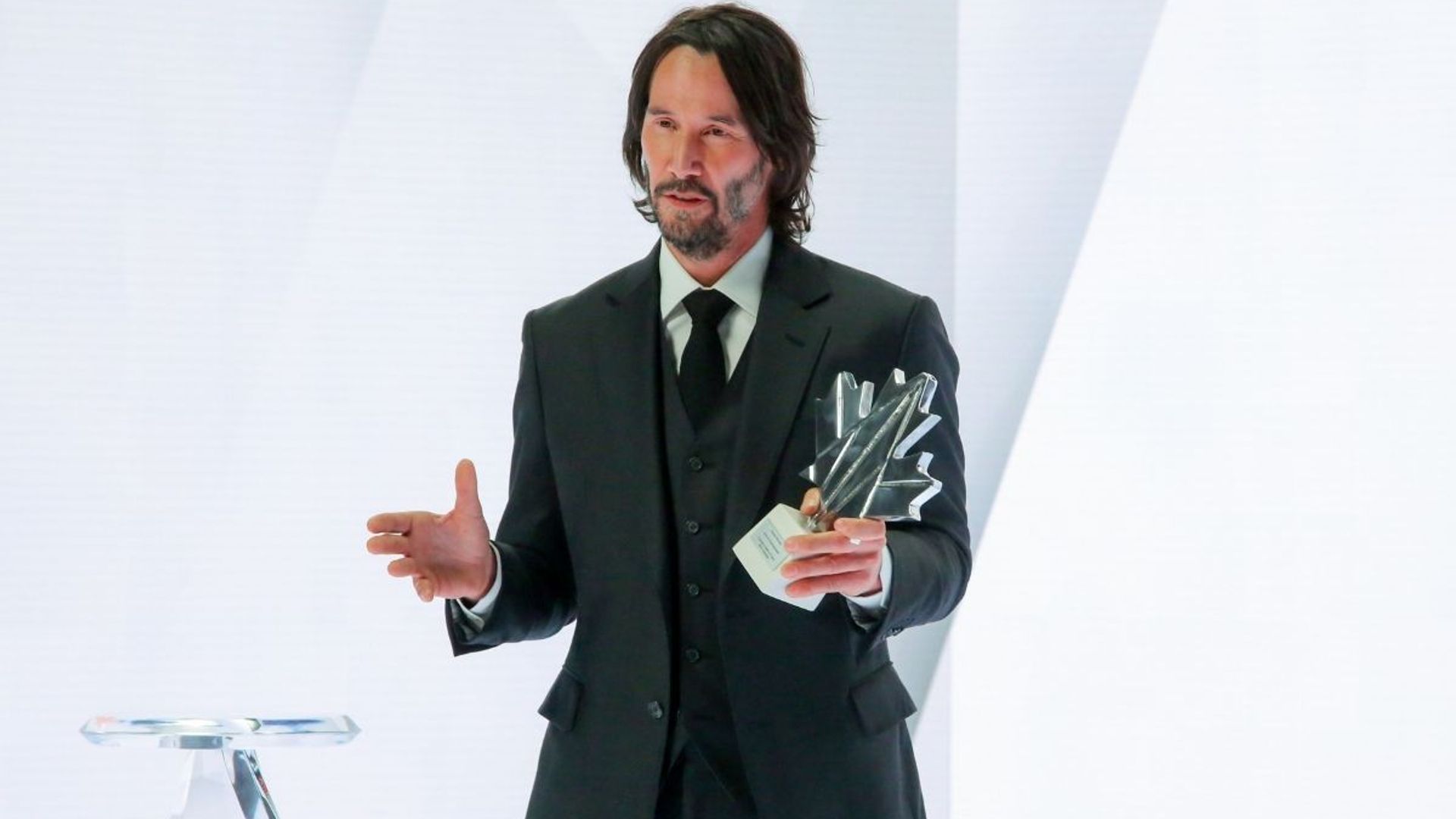 Keanu Reeves pays sweet tribute to his roots in Canada's Walk of Fame ...