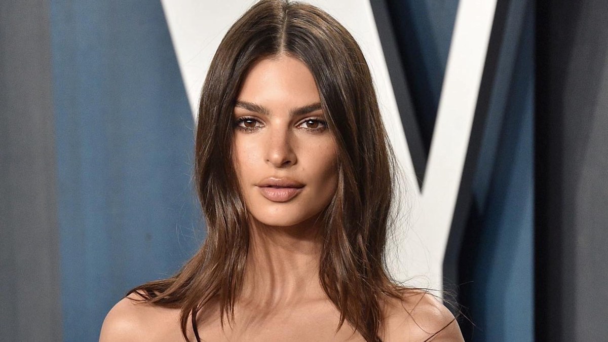 Emily Ratajkowski's graphic tee wants you to listen to Sade | HELLO!