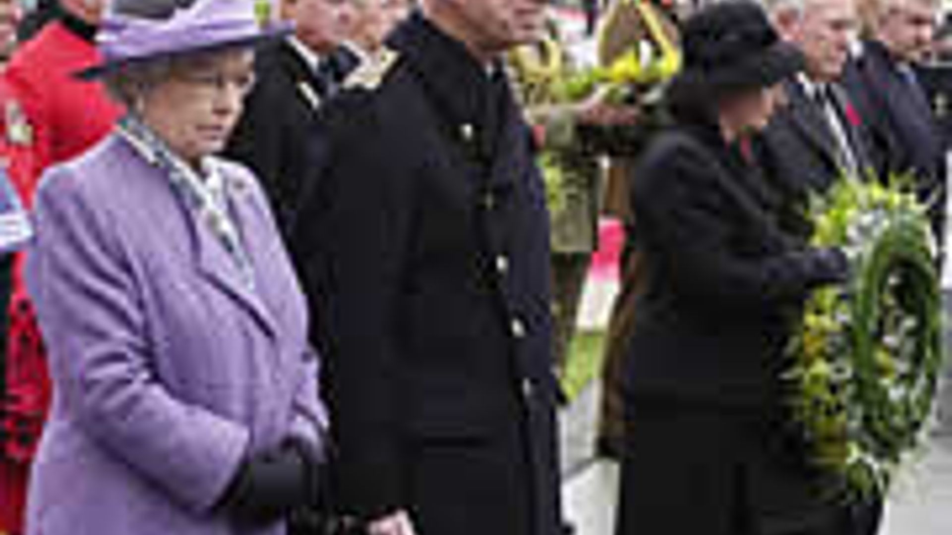 Queen pays tribute to Australian war heroes | HELLO!