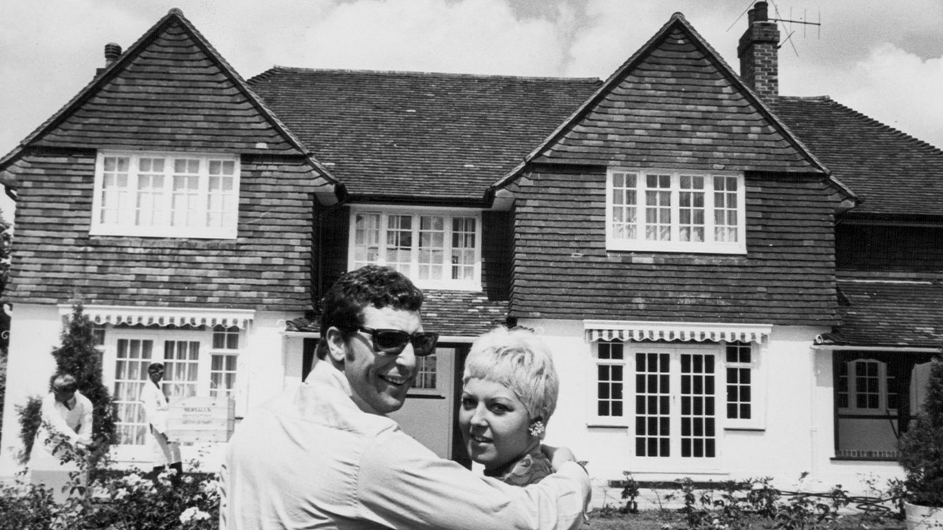 Tom Jones' £2.6m Welsh mansion with late wife Linda rivalled a hotel ...