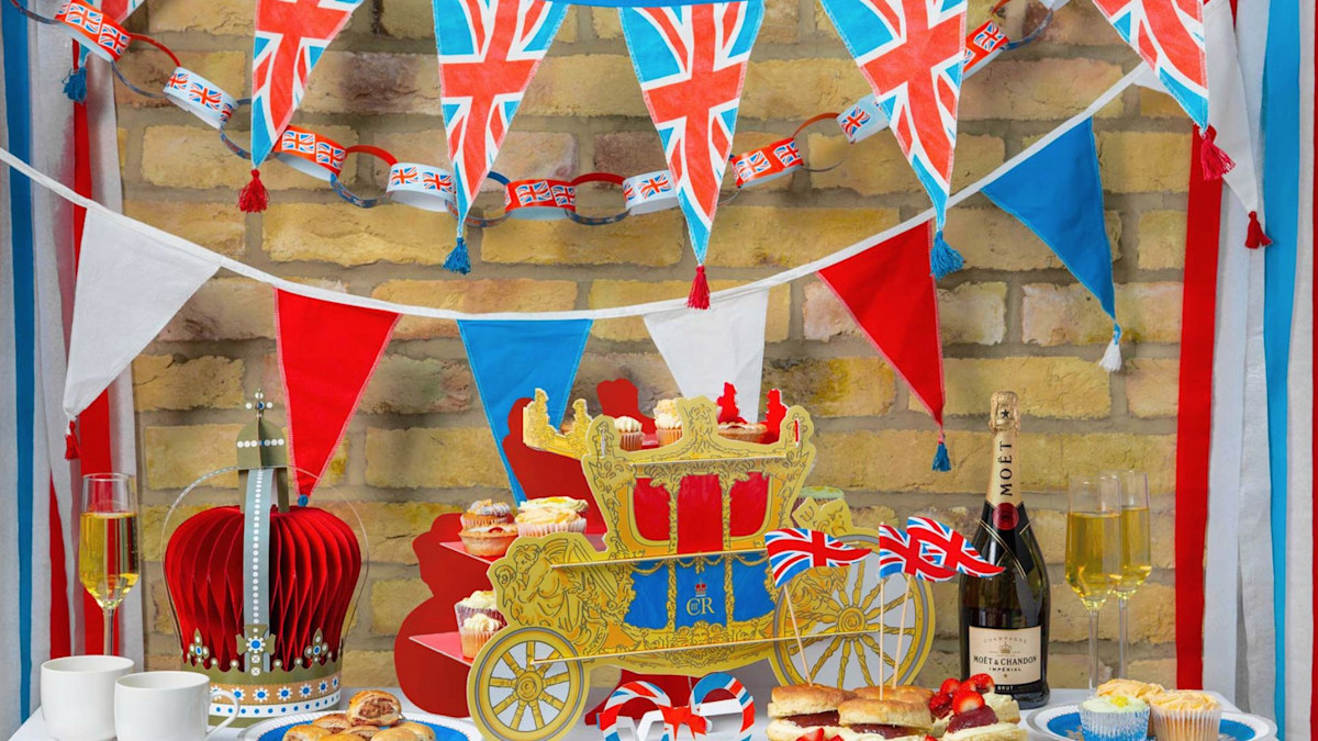 Coronation party decorations & essentials: Bunting, Balloons, Flags ...