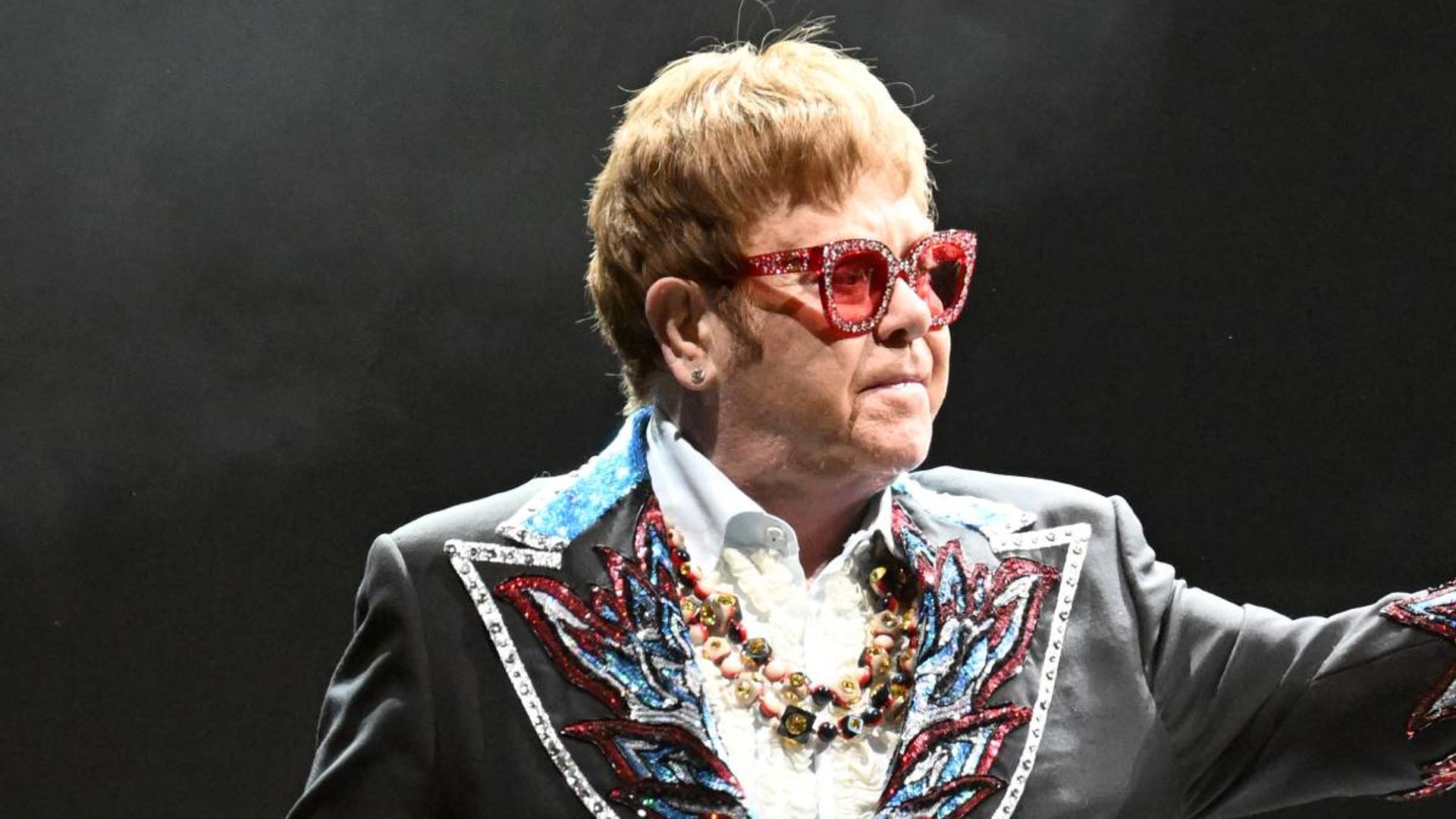 Elton John makes fans emotional as he shares heartfelt tribute during ...