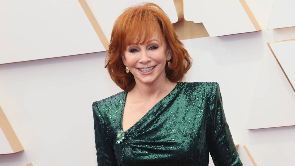Reba McEntire rocks gorgeous sheer caftan in head-turning beach picture ...