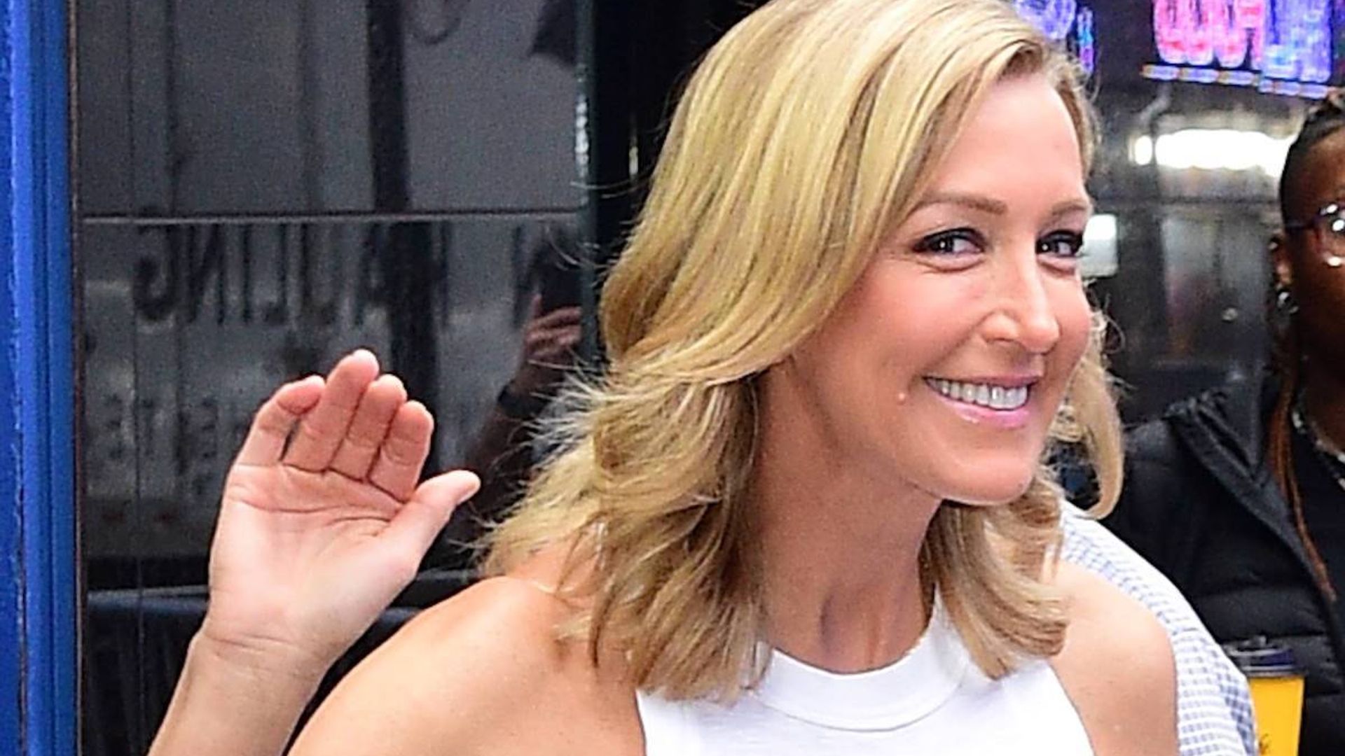 GMA's Lara Spencer flaunts never-ending legs in miniskirt in jaw ...