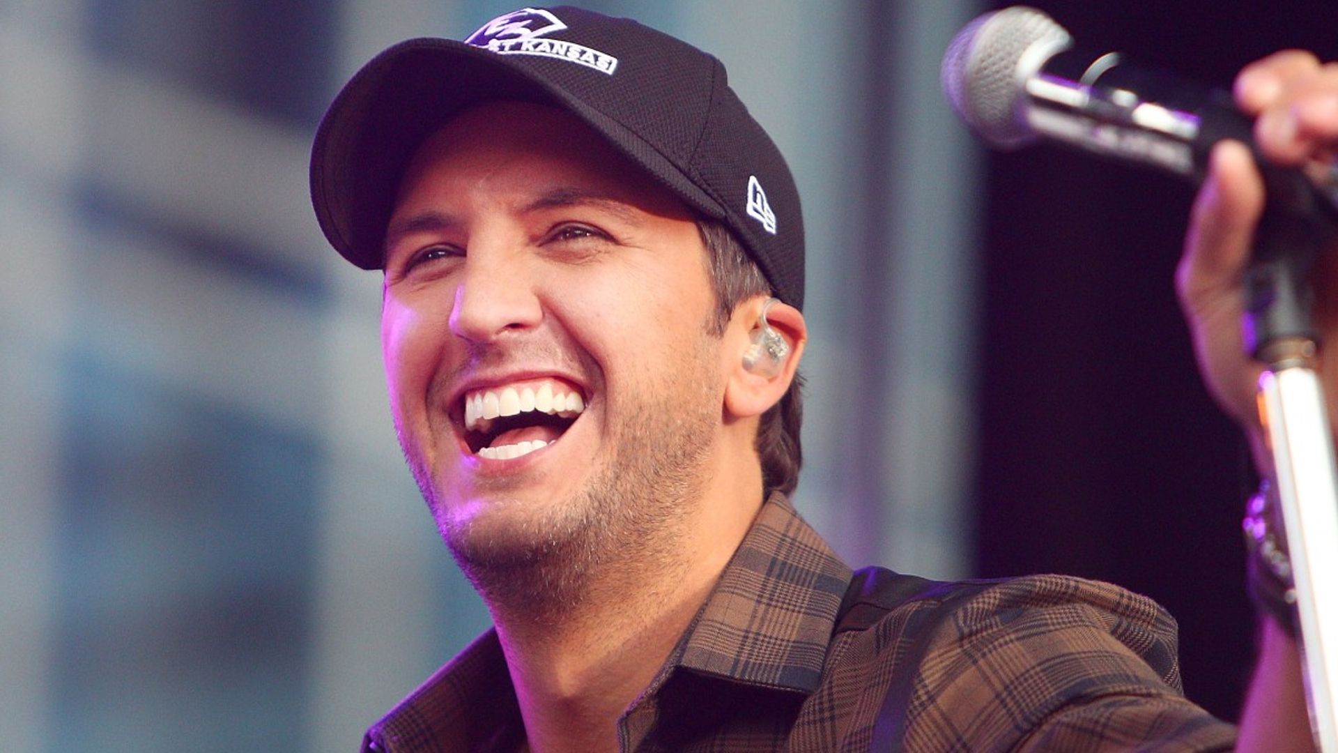 Luke Bryan gets fans talking with rare picture after sharing a ...