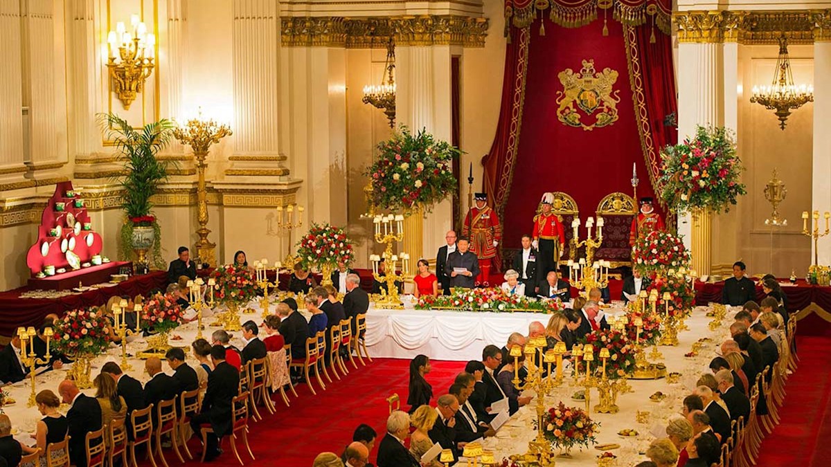 The Queen's surprising dining table rule for guests at Buckingham ...