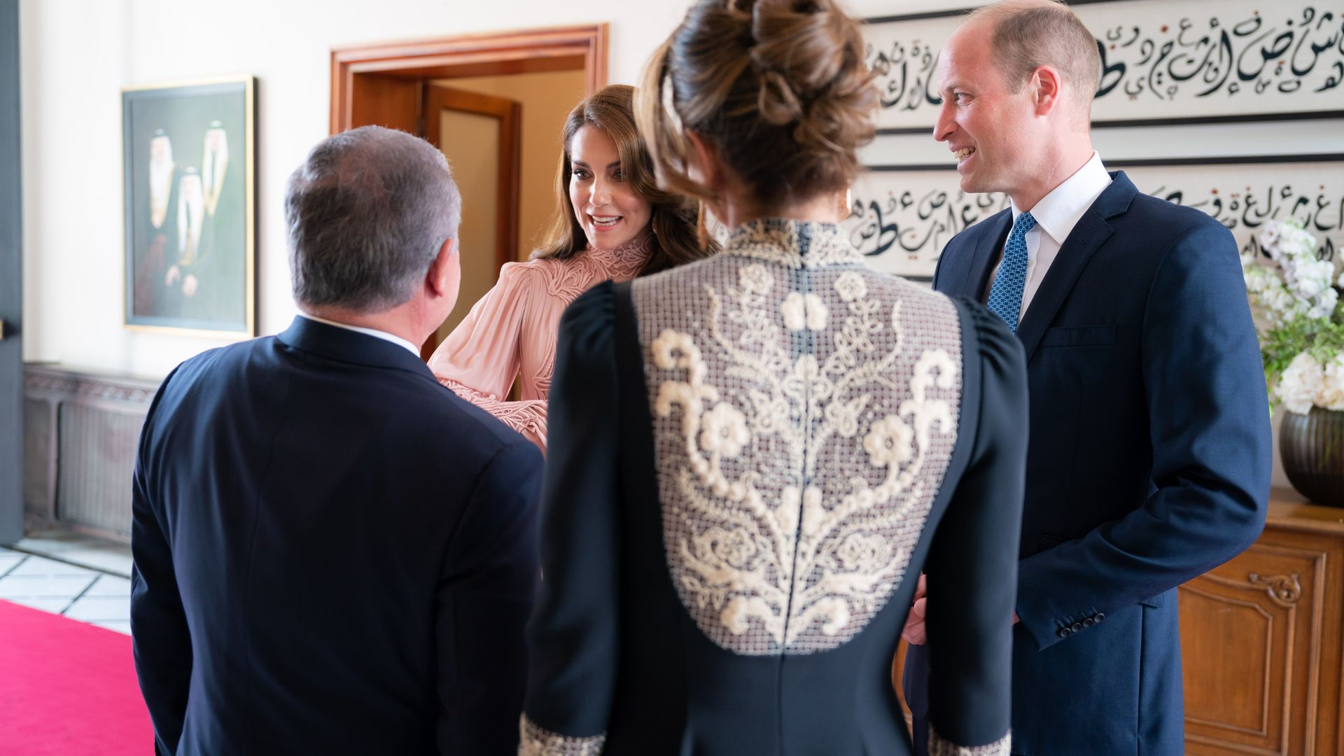 Kate Middleton curtsies to Queen Rania at Jordan royal wedding - video ...