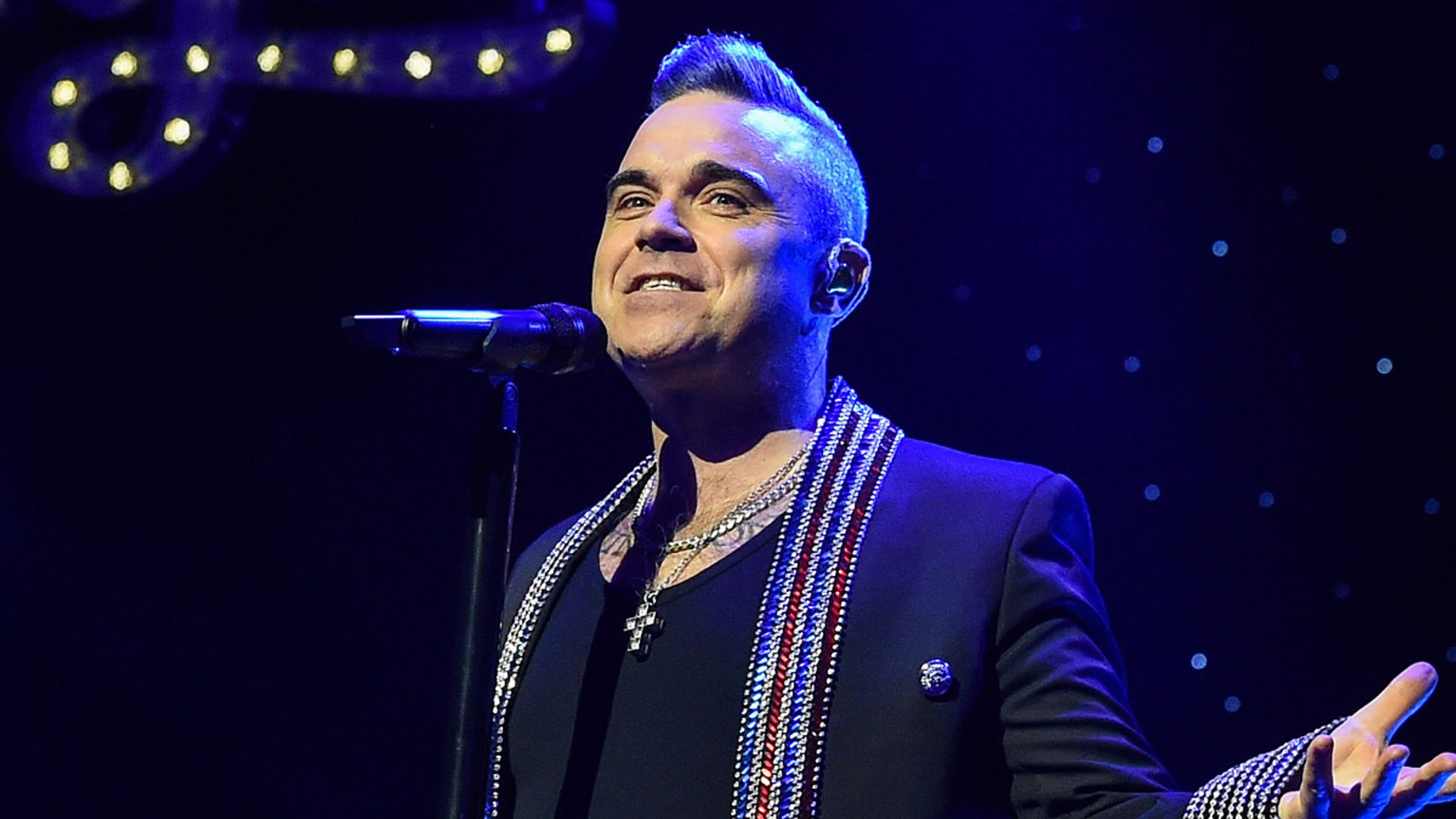 Robbie Williams is identical to dad Pete Conway – see the rare photo ...