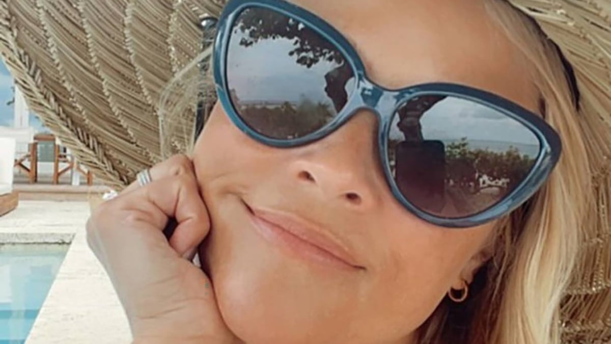 Reese Witherspoon looks stunning as she shows off enviable legs in ...