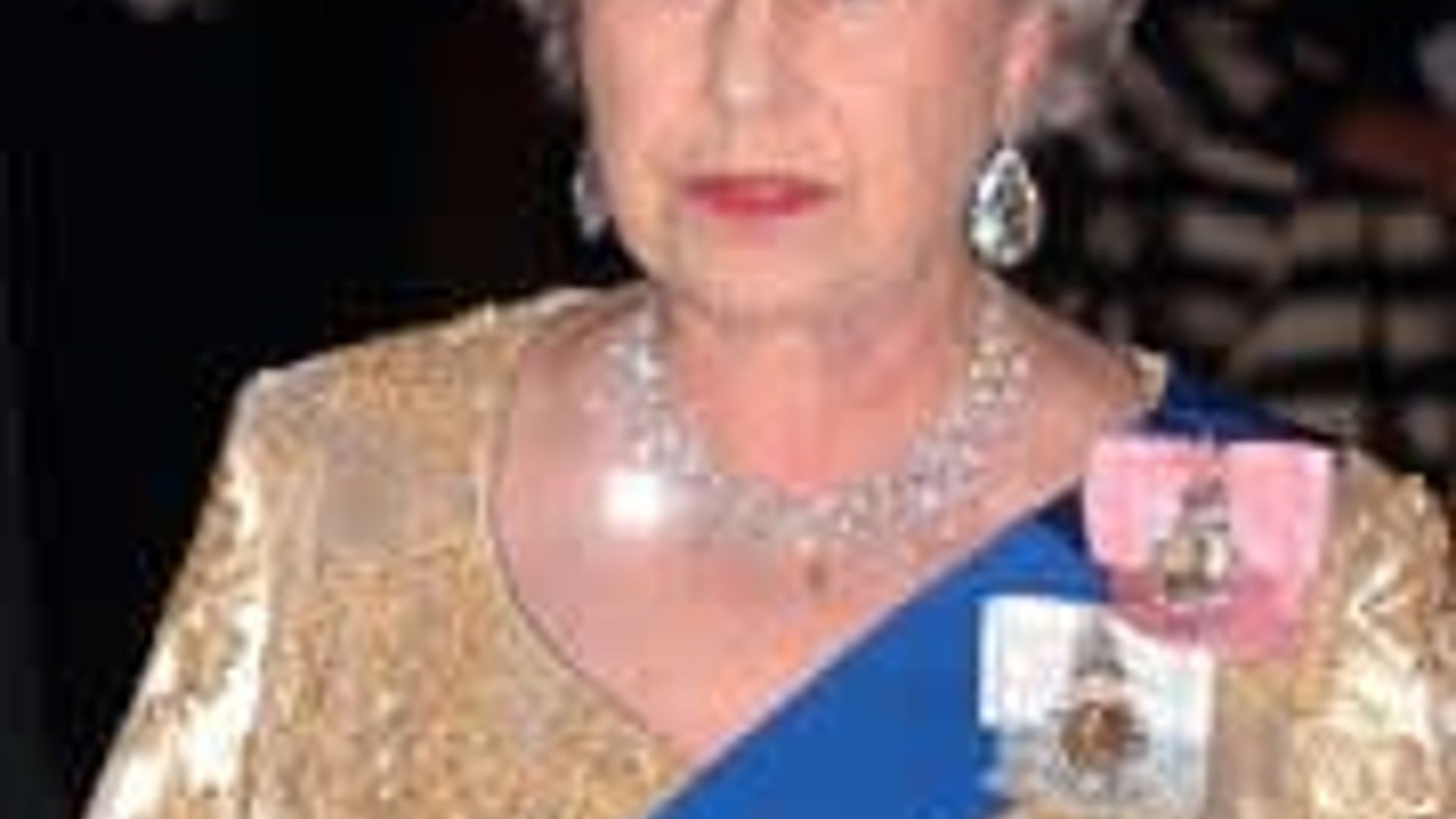 queen elizabeth, ryan parry, mirror, Queen wins order to | HELLO!