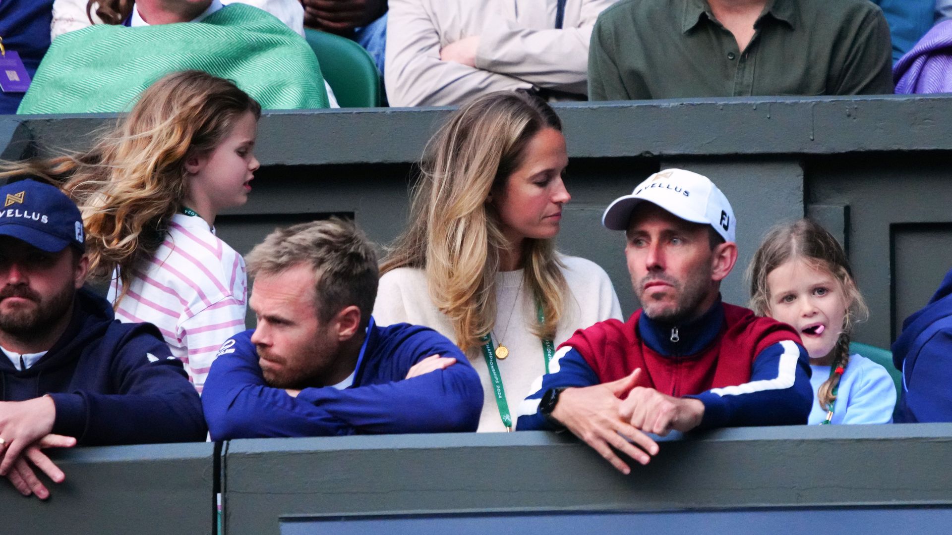 Andy Murray supported by Kim and their eldest daughters during tearful ...