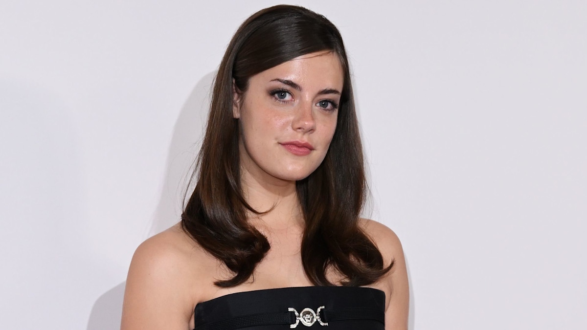 The Crown's Meg Bellamy Wore 'Jeans And A Nice Top' And It's Giving ...