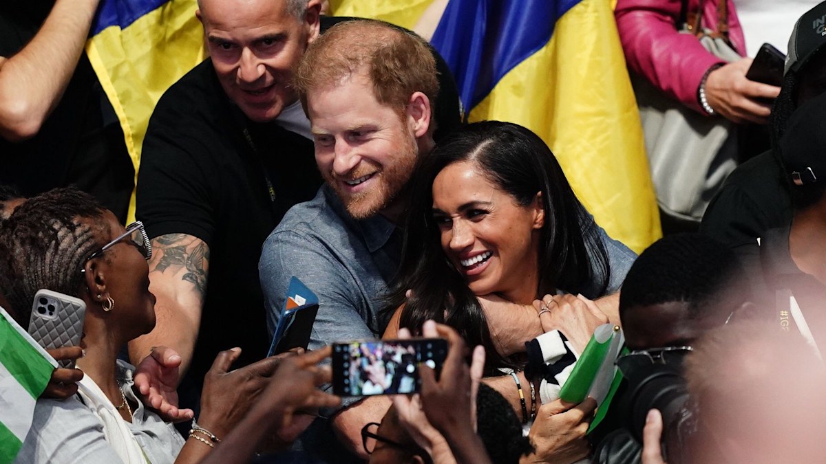 Meghan Markle and Prince Harry enjoy intimate hug and pose for selfies ...