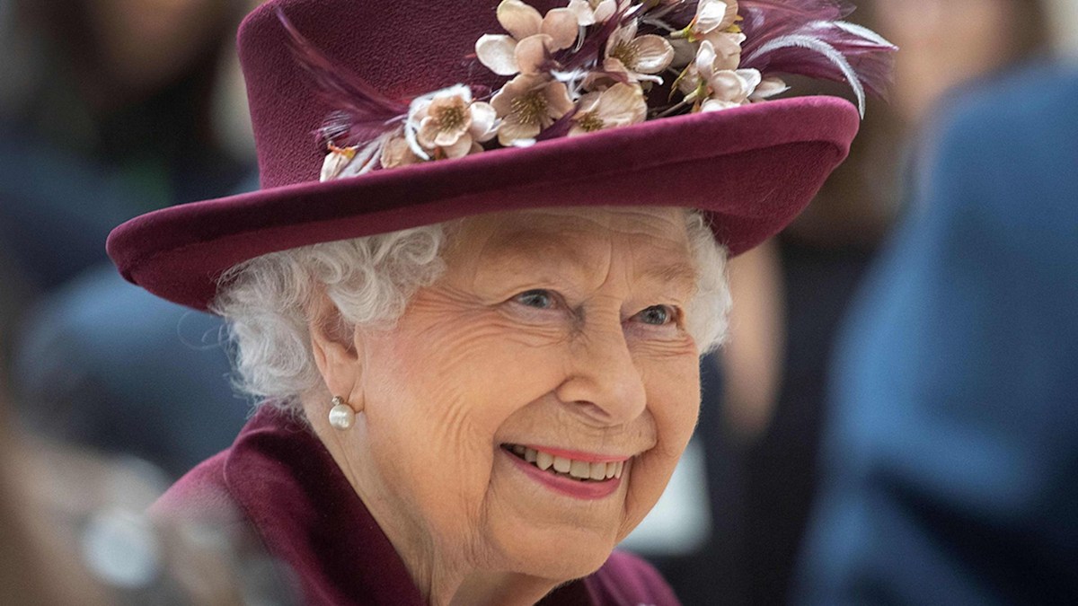 The Queen's mind-blowing desk has the James Bond seal of approval ...