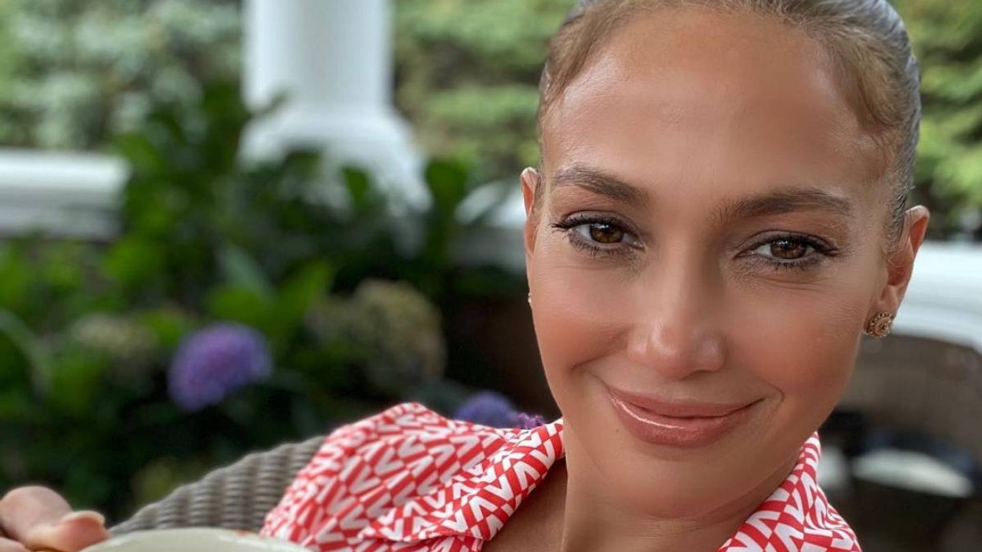 Jennifer Lopez embraces her natural hair with stunning transformation ...