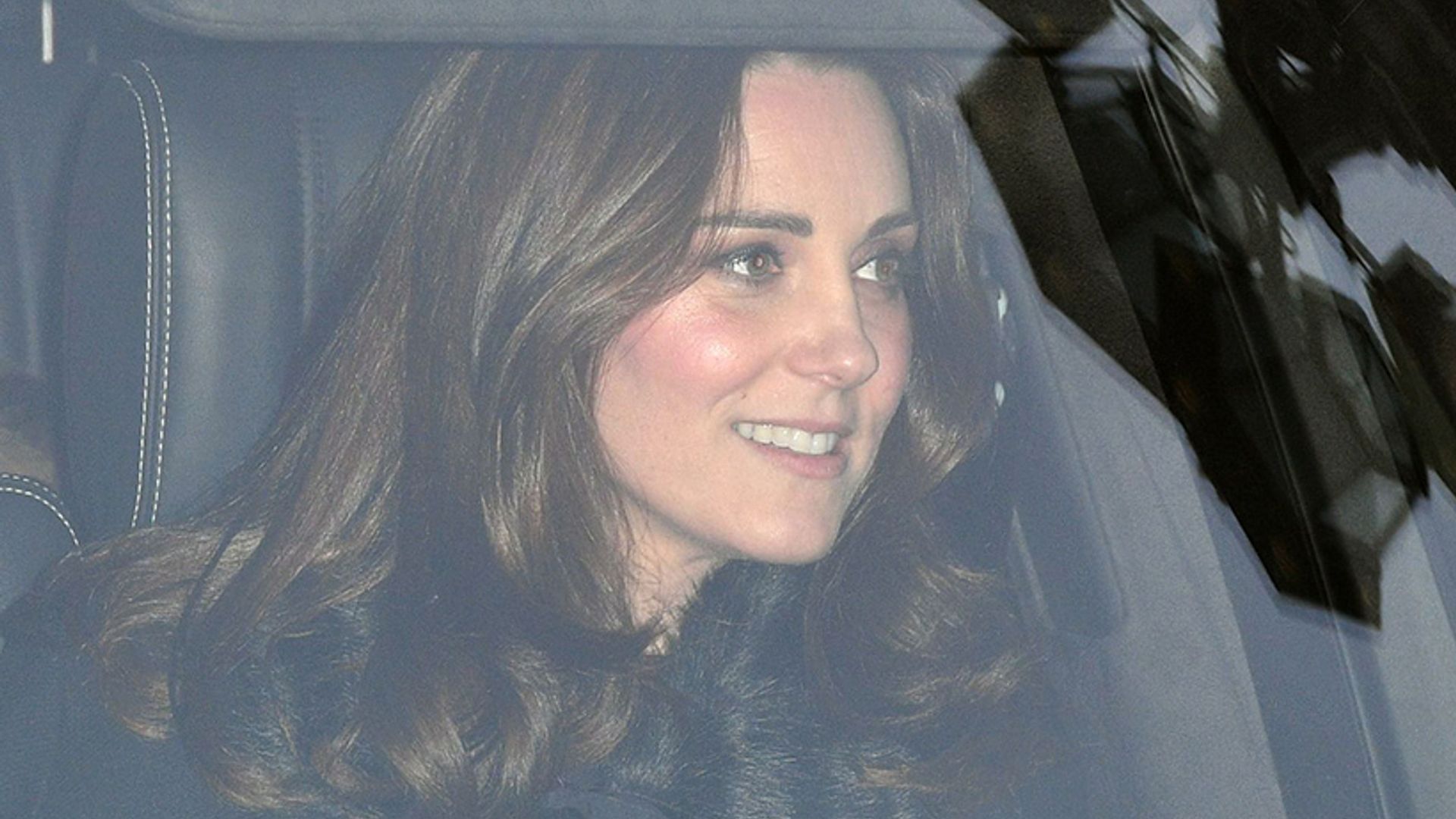 Kate Middleton surprises tourists and royal fans outside Buckingham ...