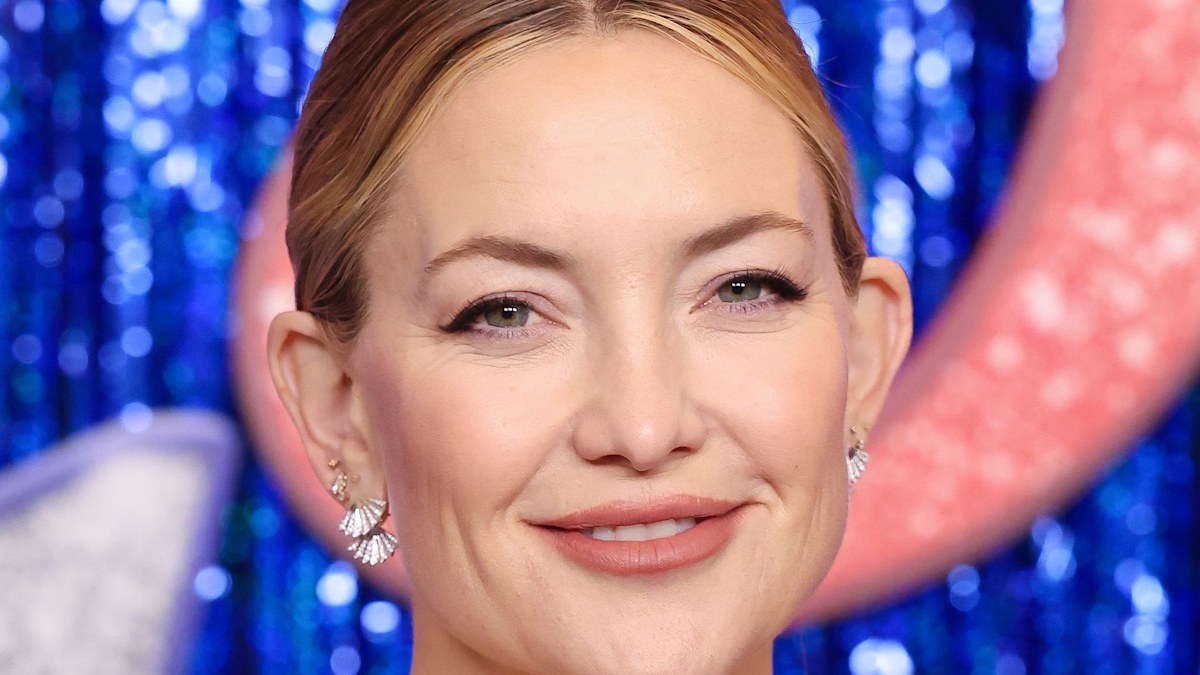 Kate Hudson puts on a daring display as she poses topless in a towel ...