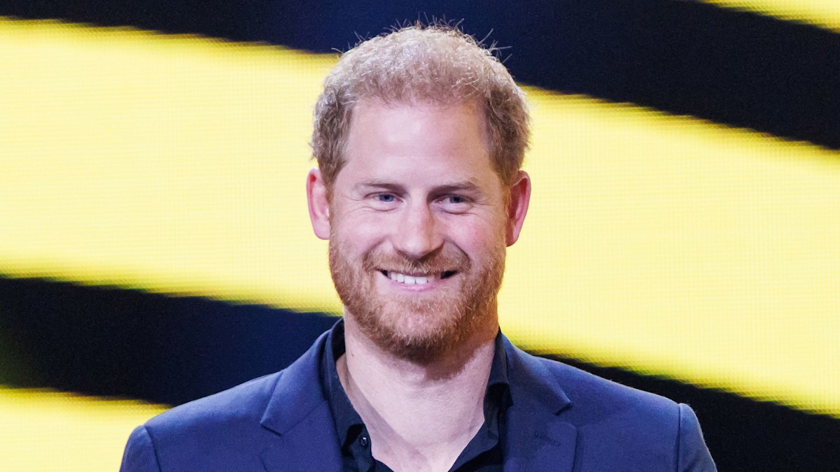 Prince Harry shows off lean physique as he's pictured with Meghan ...
