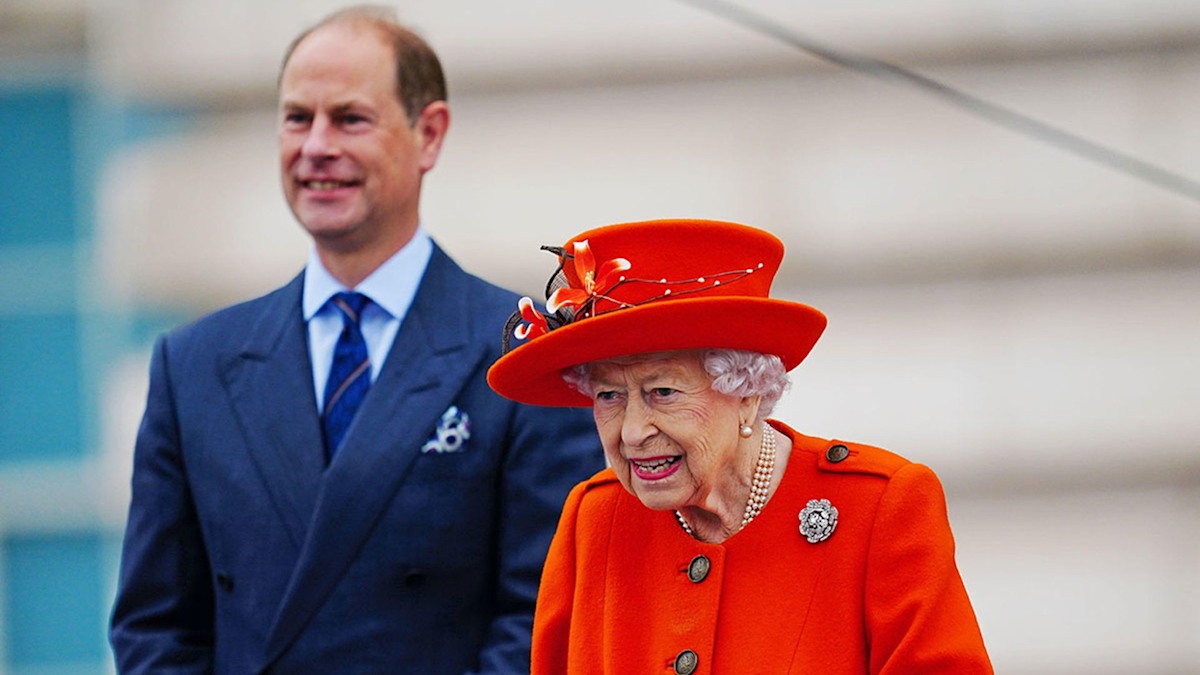 The Queen returns to Buckingham Palace for rare joint outing with ...
