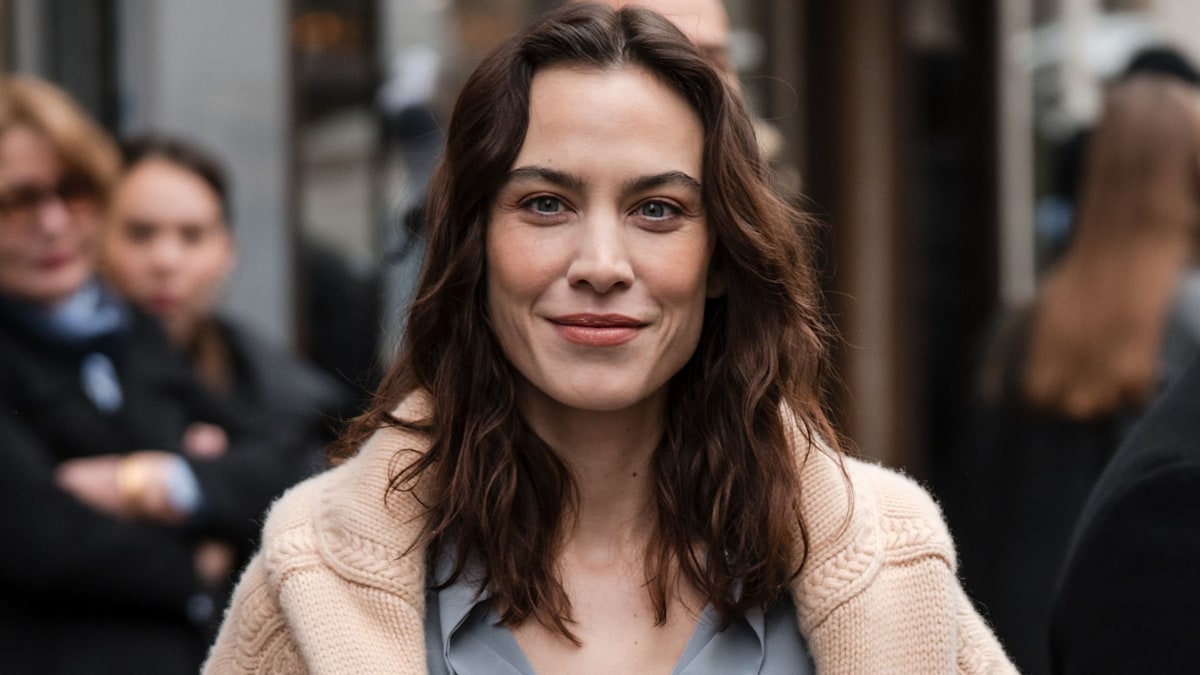 Alexa Chung shows us the 'right way' to style tights and shorts for ...