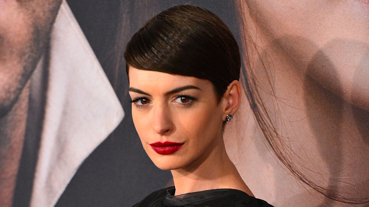 Anne Hathaway apologises to journalist after 'rude' interview goes viral | HELLO!