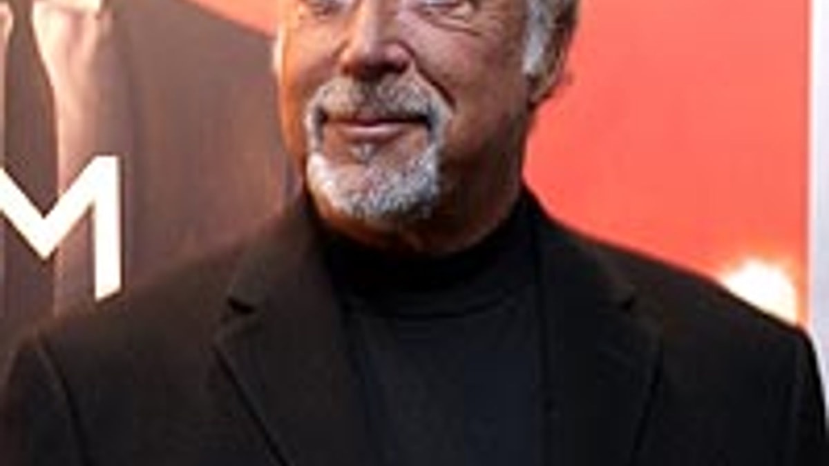 Tom Jones stops dying his hair and reverts to grey | HELLO!