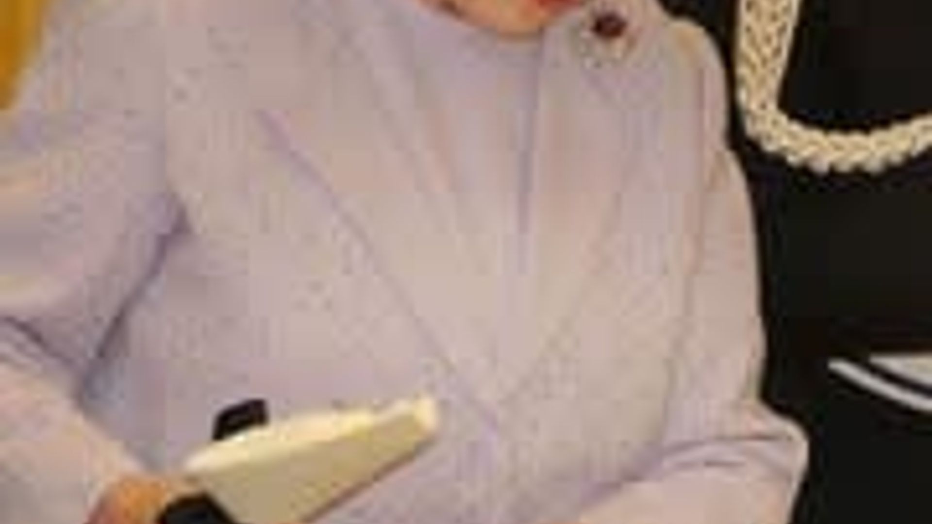 QUEEN ELIZABETH PAYS TRIBUTE TO EMERGENCY WORKERS WHO GIVE THEIR LIVES ...