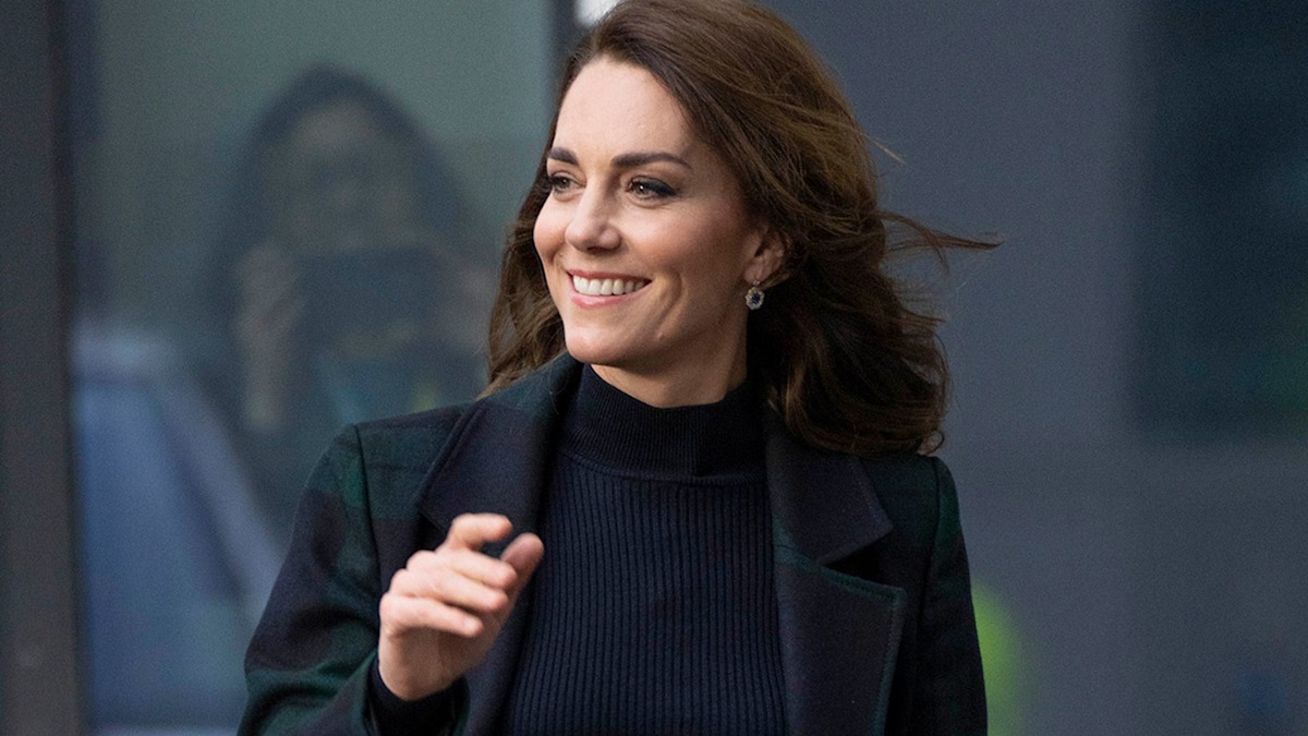 Kate Middleton removes engagement ring during first outing with William ...