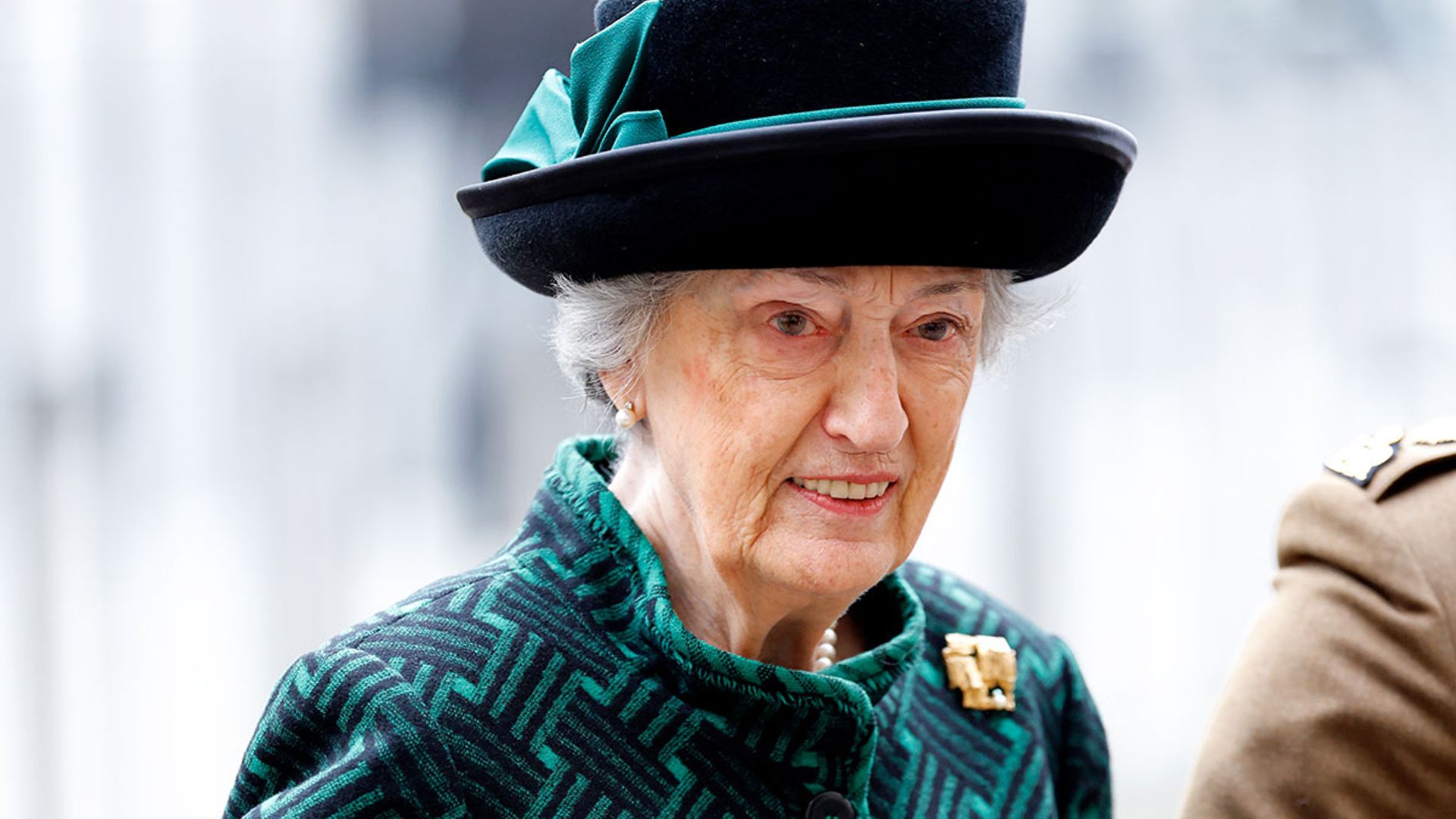 Buckingham Palace aide offers 'sincere apologies' following race row ...