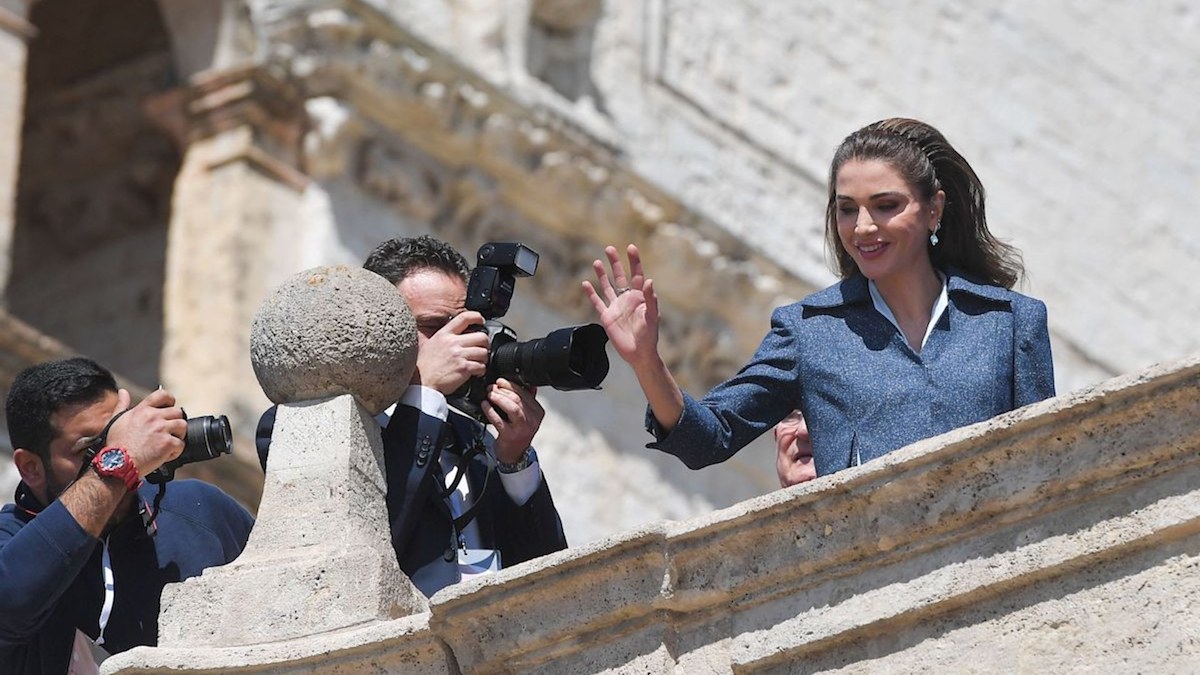 Royal fashion: Queen Rania of Jordan surprises wearing retro zig-zag ...