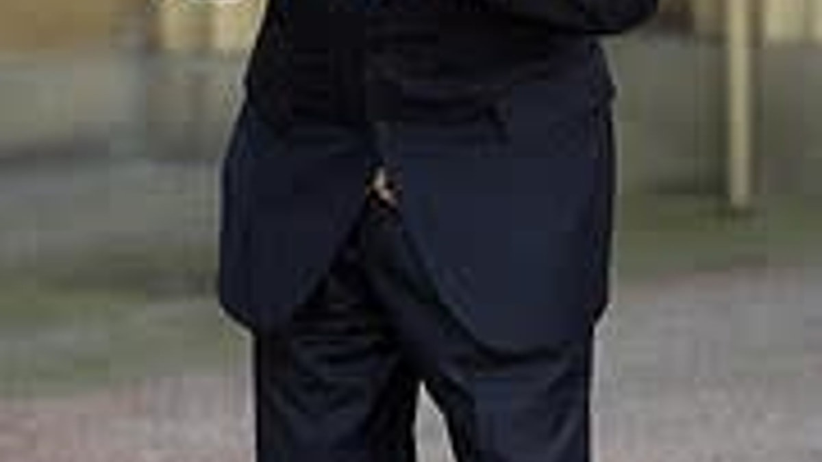 Leslie Phillips presented CBE from the Queen | HELLO!