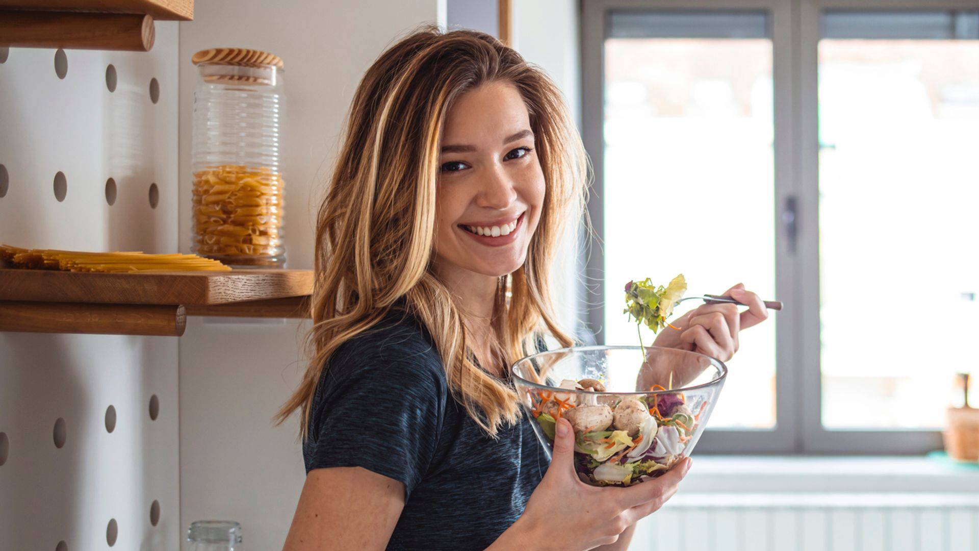 Will eating standing up make you gain weight? Expert debunks the myth ...