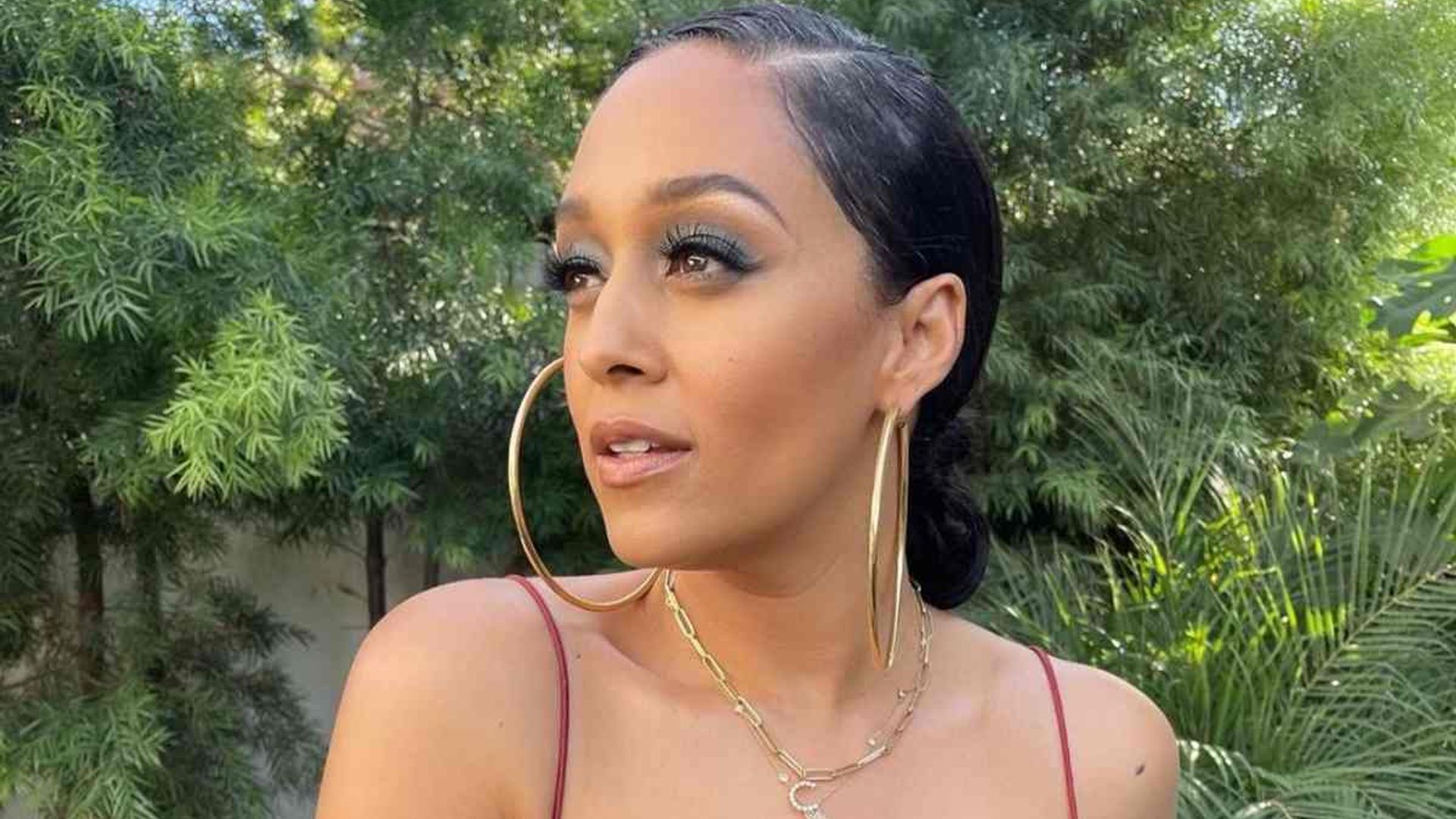Tia Mowry shows off her phenomenal figure as she wows with a bold ...