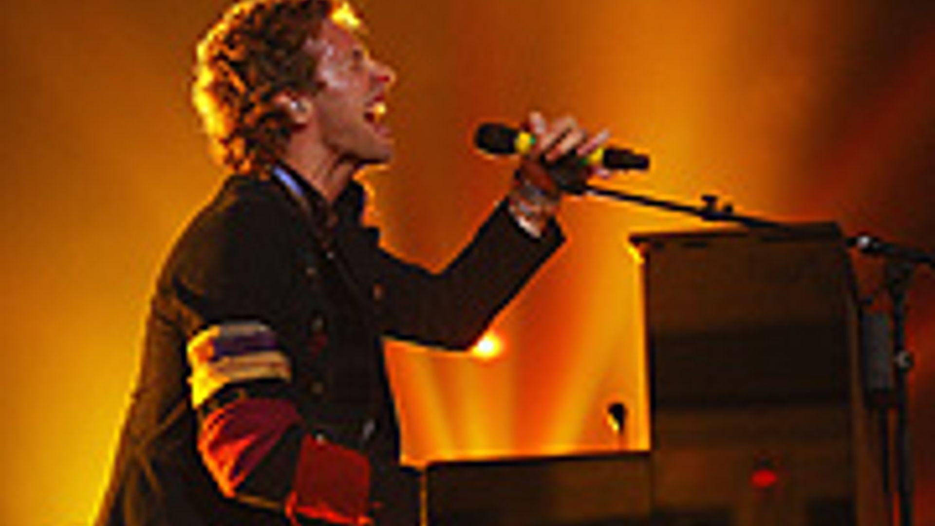 Fresh-faced Kelly checks out Coldplay's latest at one-off | HELLO!