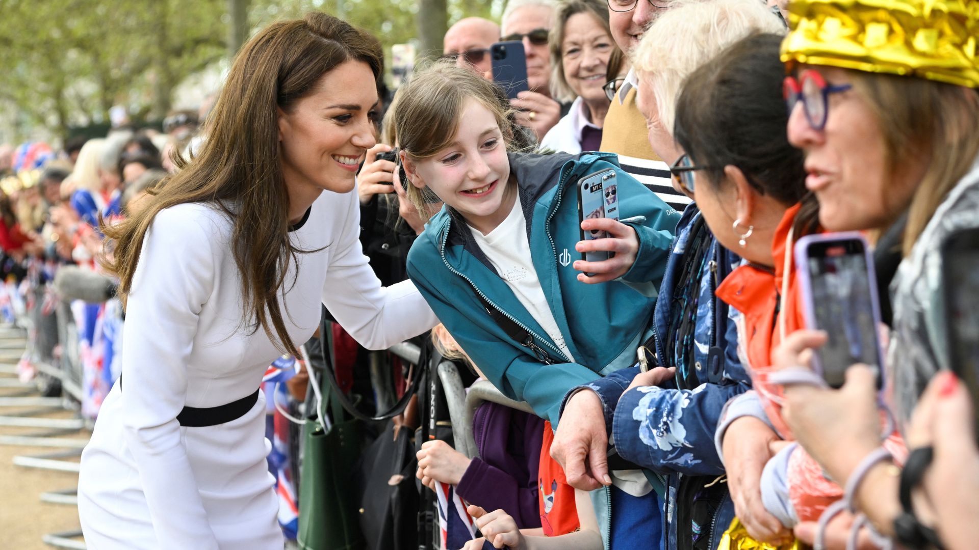 Princess Kate, Prince William and King Charles surprise crowds with coronation eve walkabout ...