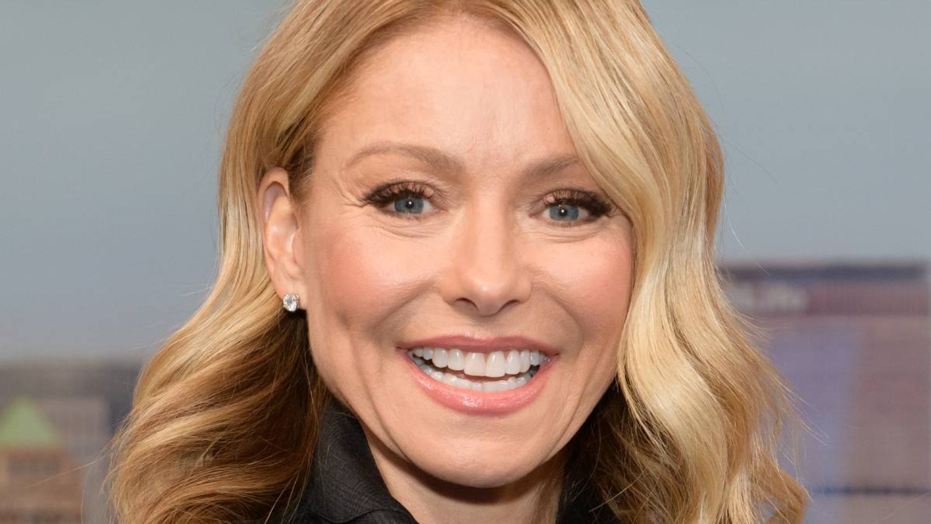 Kelly Ripa wows showcasing never-ending legs in tiny shorts posing ...