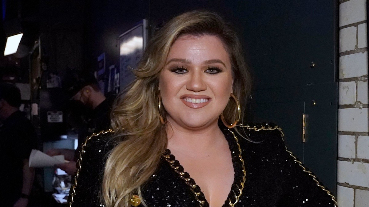 Kelly Clarkson looks red hot in waist-cinching outfit | HELLO!