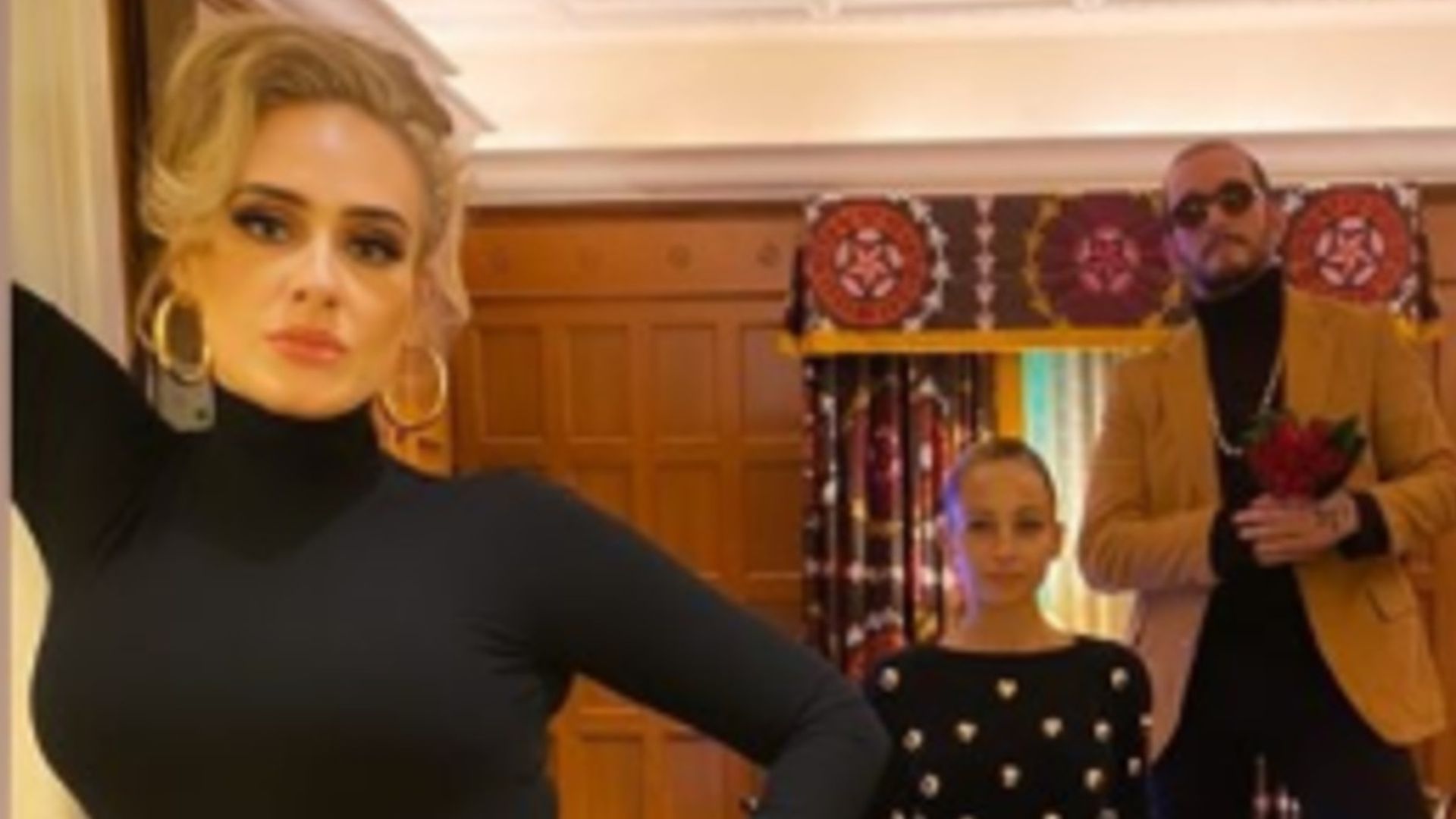 Adele shows off her slim legs and slender waist in gorgeous mini dress ...