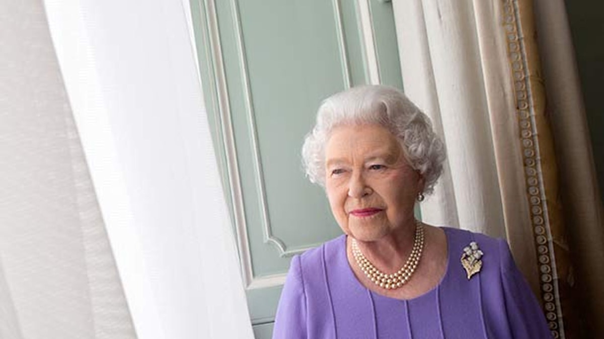 New portrait of the Queen by acclaimed Scottish photographer | HELLO!