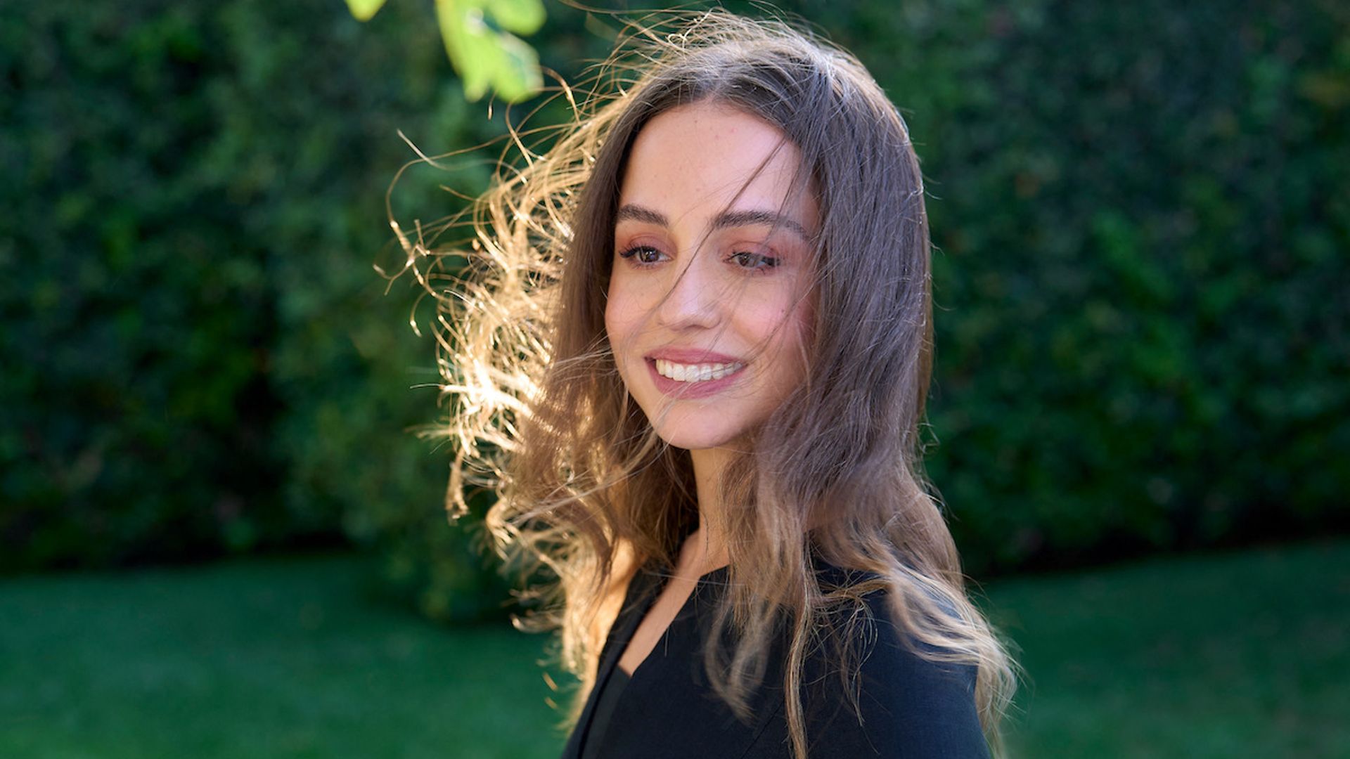 Princess Iman stuns in Queen Rania's diamond tiara in new portrait ...