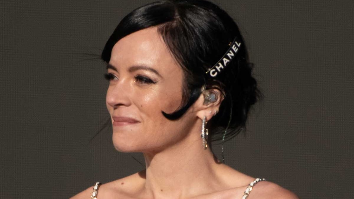 Lily Allen wows in tiny crop top and lithe leggins – fans react | HELLO!