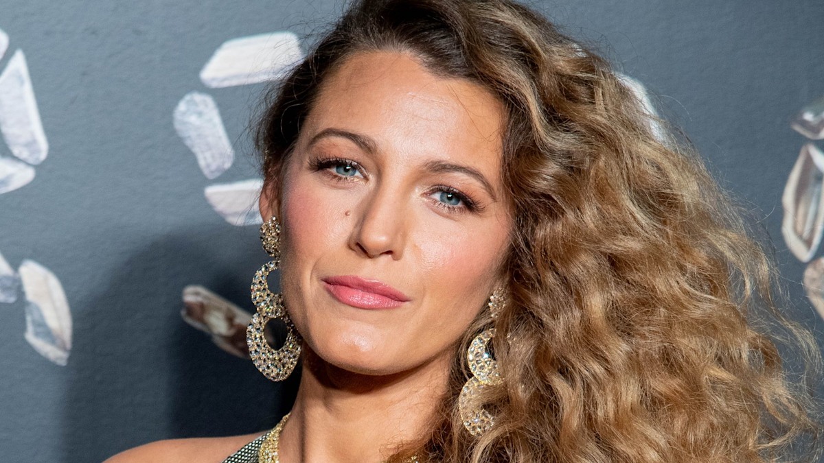 Blake Lively looks phenomenal in tiny red bikini and pigtails – see ...