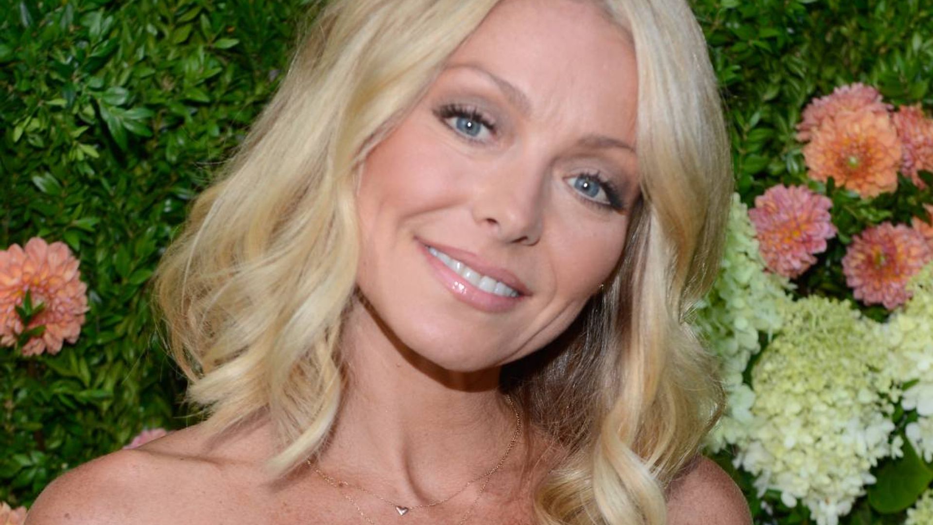 Kelly Ripa captivates fans in mesmerising beach photo during family ...