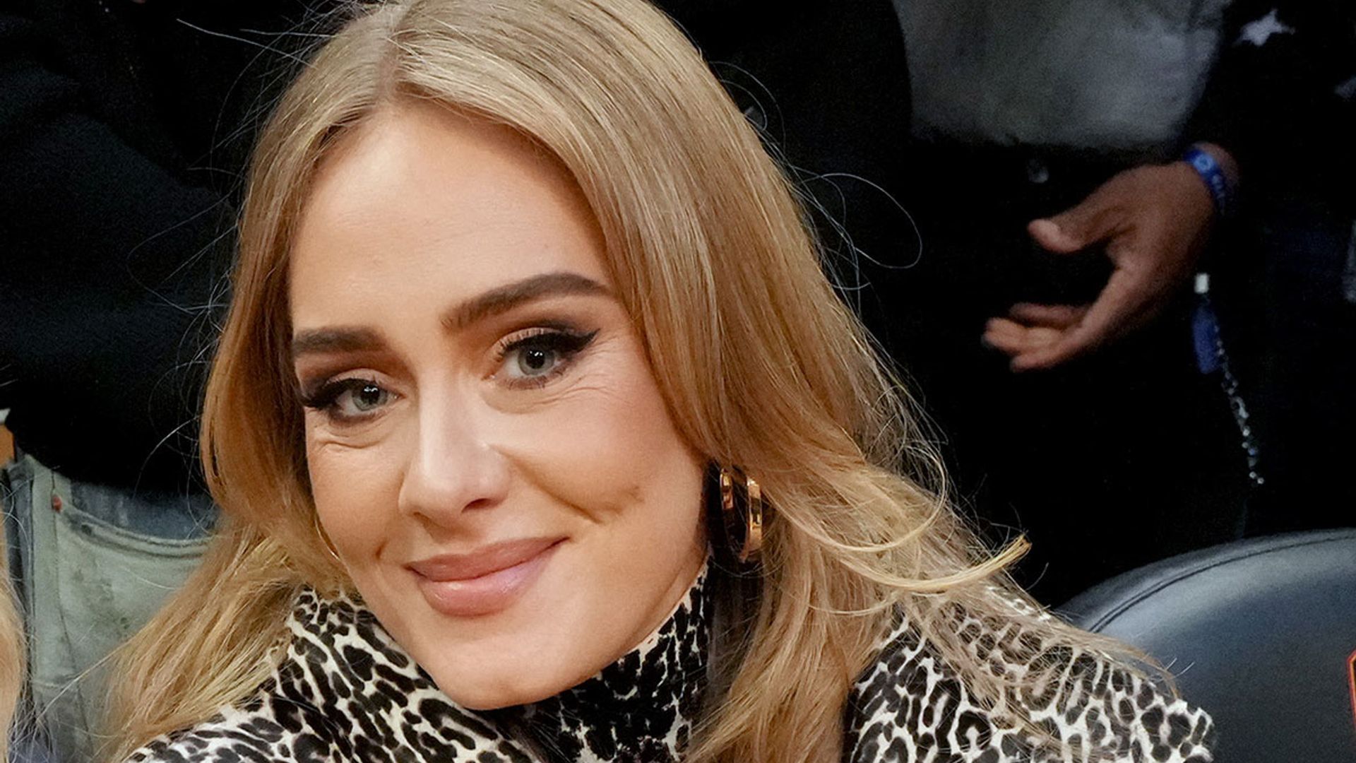 Adele cosies up to boyfriend in an outfit that will seriously astound ...