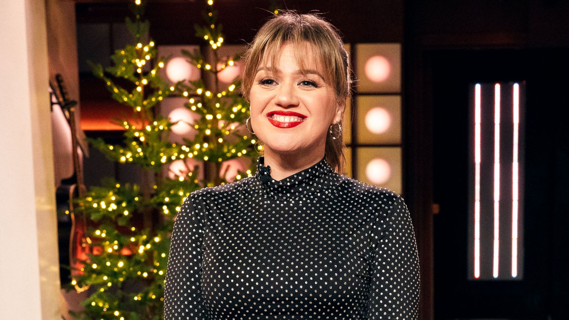 Kelly Clarkson wows in figure-hugging plunging dress that highlights ...